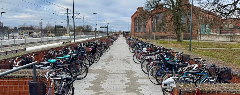 Cyklar och bilar på nya stationen i Svedala - Svedala kommun